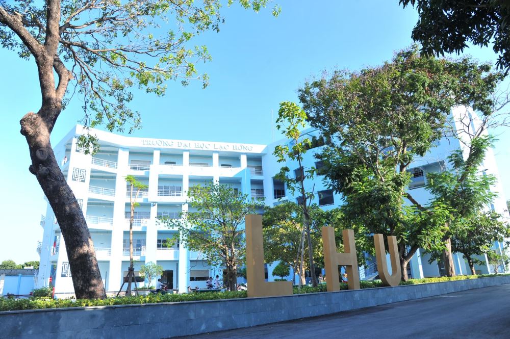 MoU signing ceremony between LHU and MiTek Viet Nam Company Limited ...